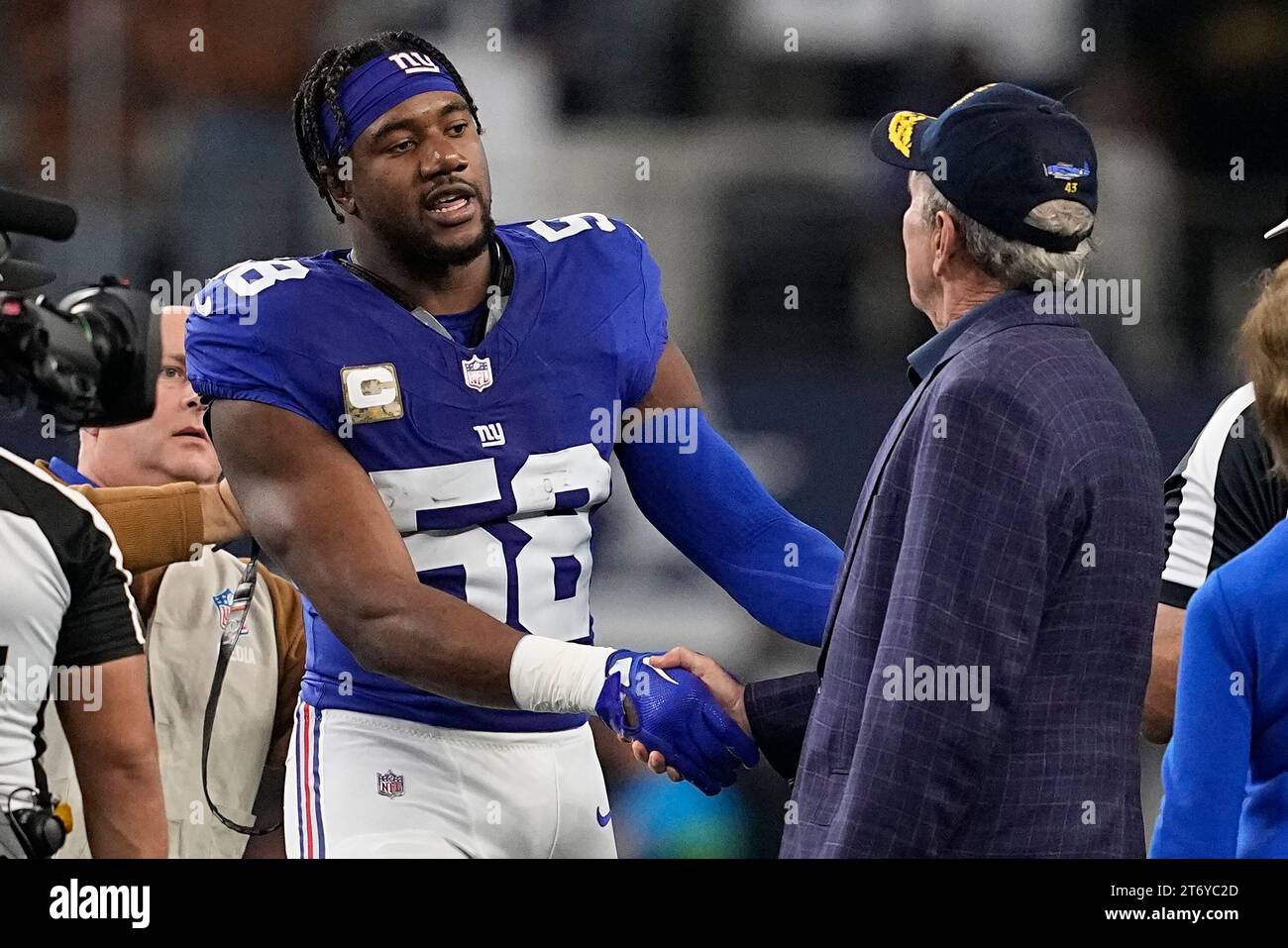 New York Giants linebacker Bobby Okereke (58) shakes hands with former ...