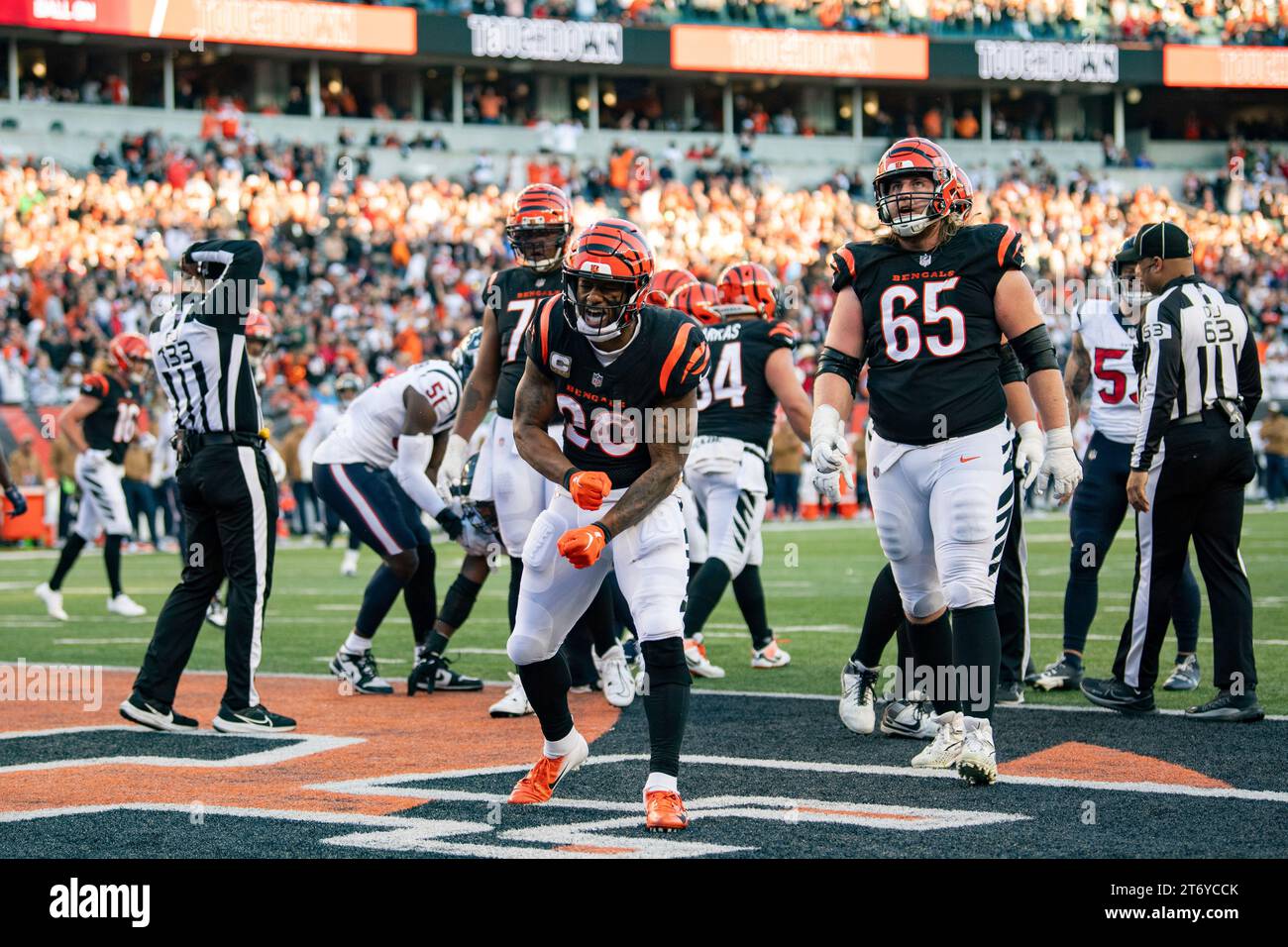 Cincinnati Bengals running back Joe Mixon (28) celebrates his second ...