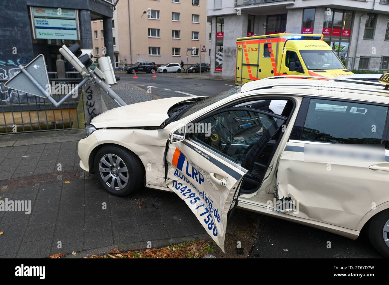 Leipzig - Taxi und Auto krachen auf Kreuzung zusammen - Ampelmast umgefahren 10.11.2023 gegen 9. ...