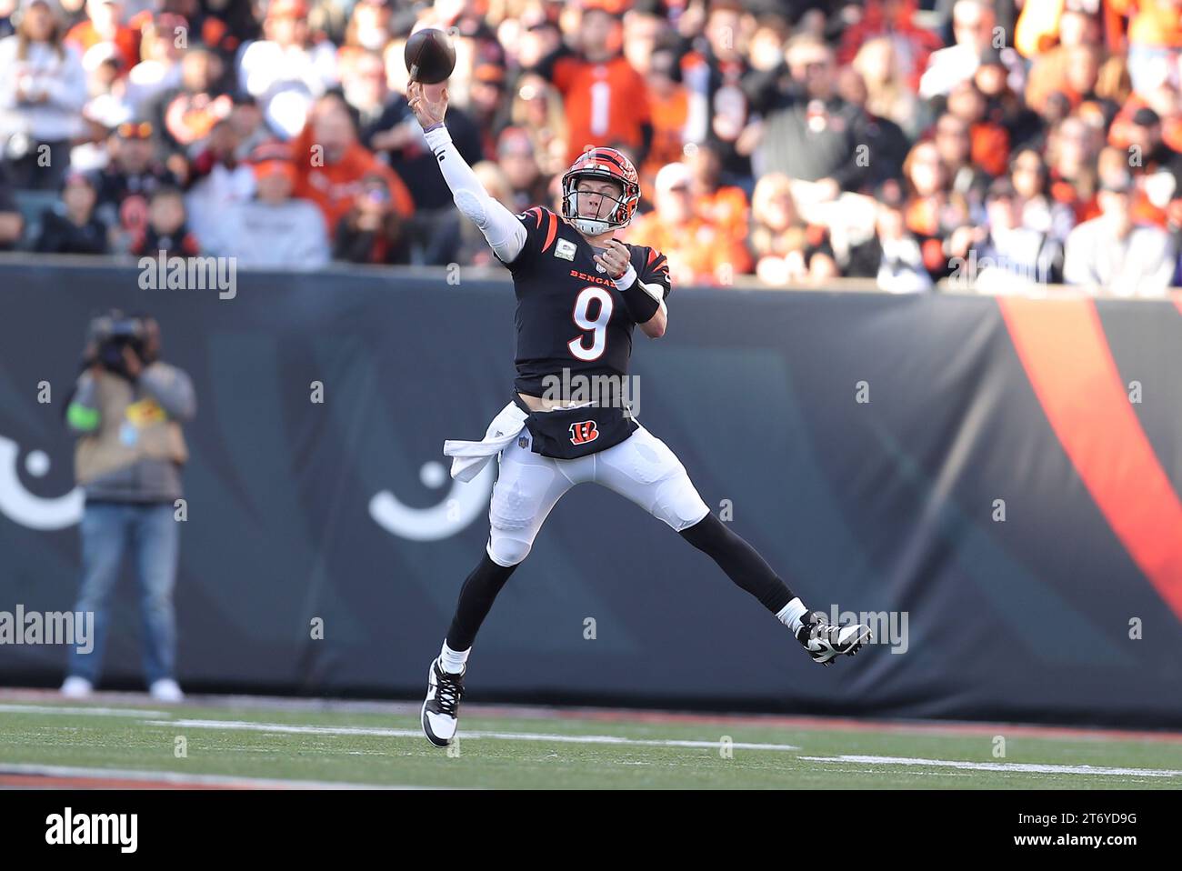 Cincinnati Bengals quarterback Joe Burrow (9) throws the football ...