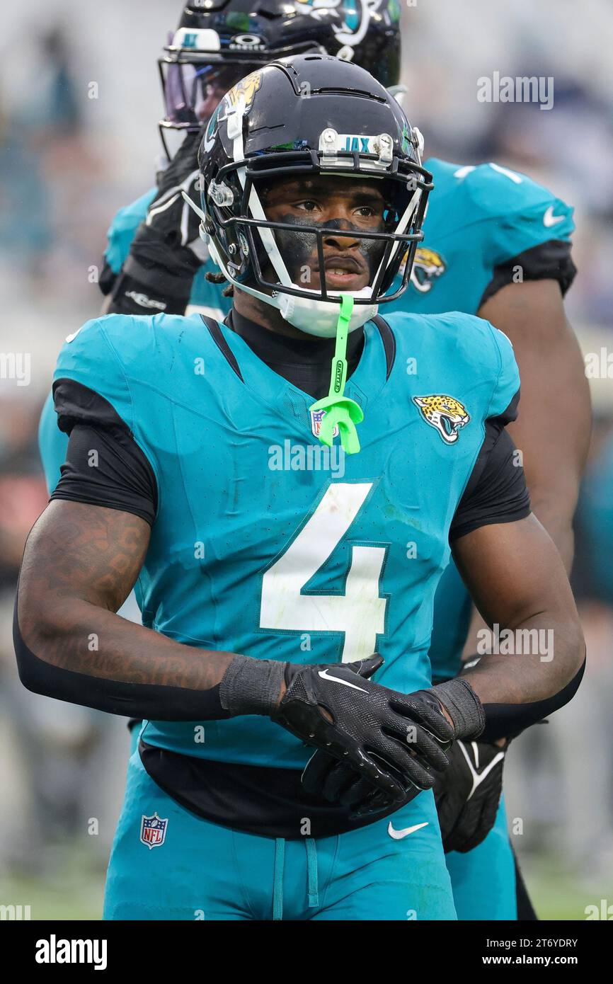 Jacksonville Jaguars running back Tank Bigsby (4) waits in the huddle ...