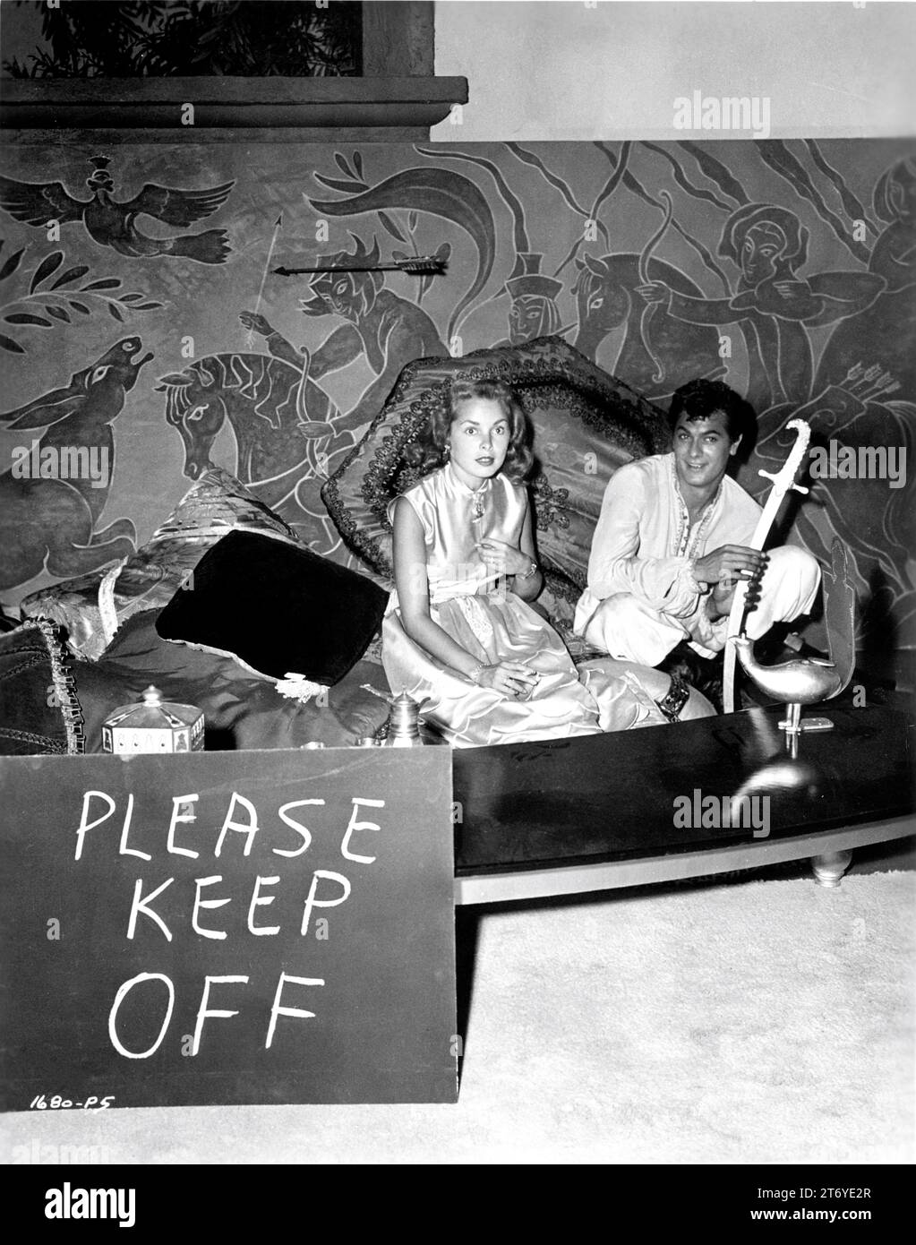 Set Visitor JANET LEIGH with her new husband TONY CURTIS on set candid ...