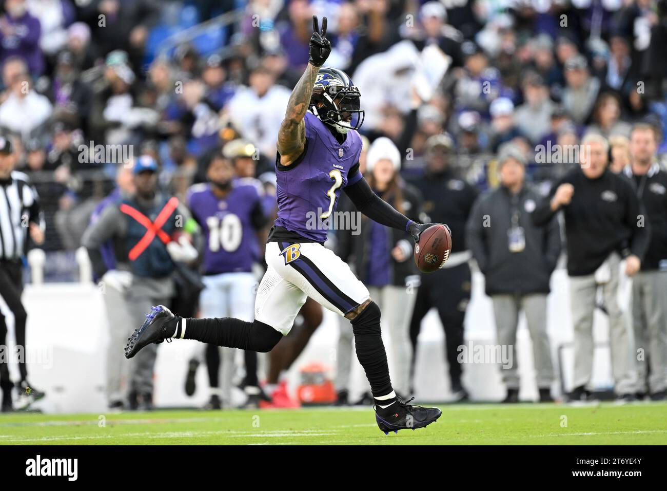 Baltimore Ravens wide receiver Odell Beckham Jr. (3) runs with the ball ...
