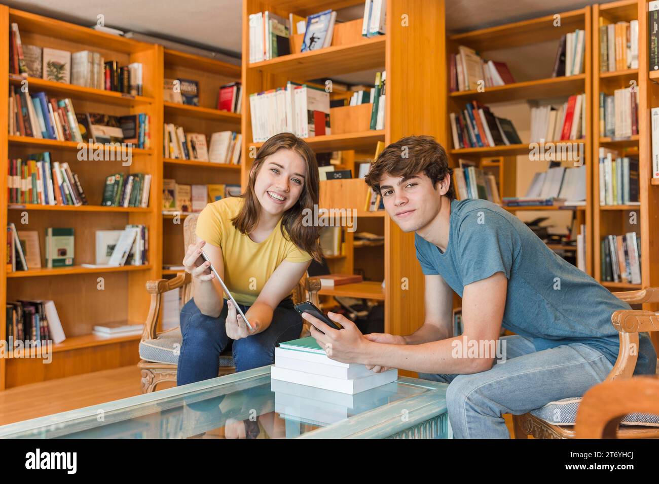 Teen couple at library hi-res stock photography and images - Alamy