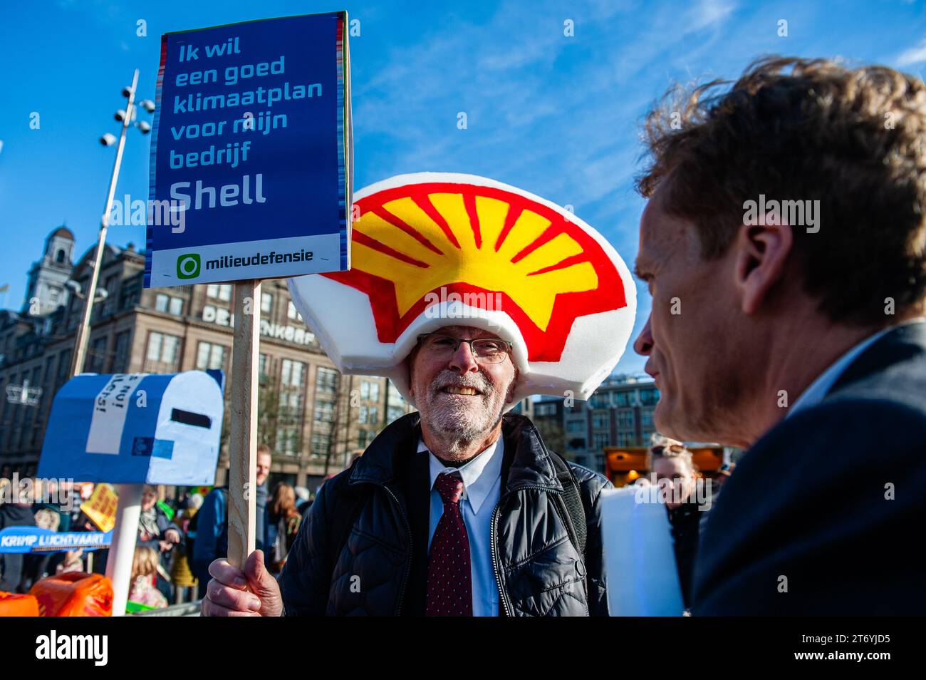 Amsterdam, Netherlands. 12th Nov, 2023. A man is seen wearing the Shell ...