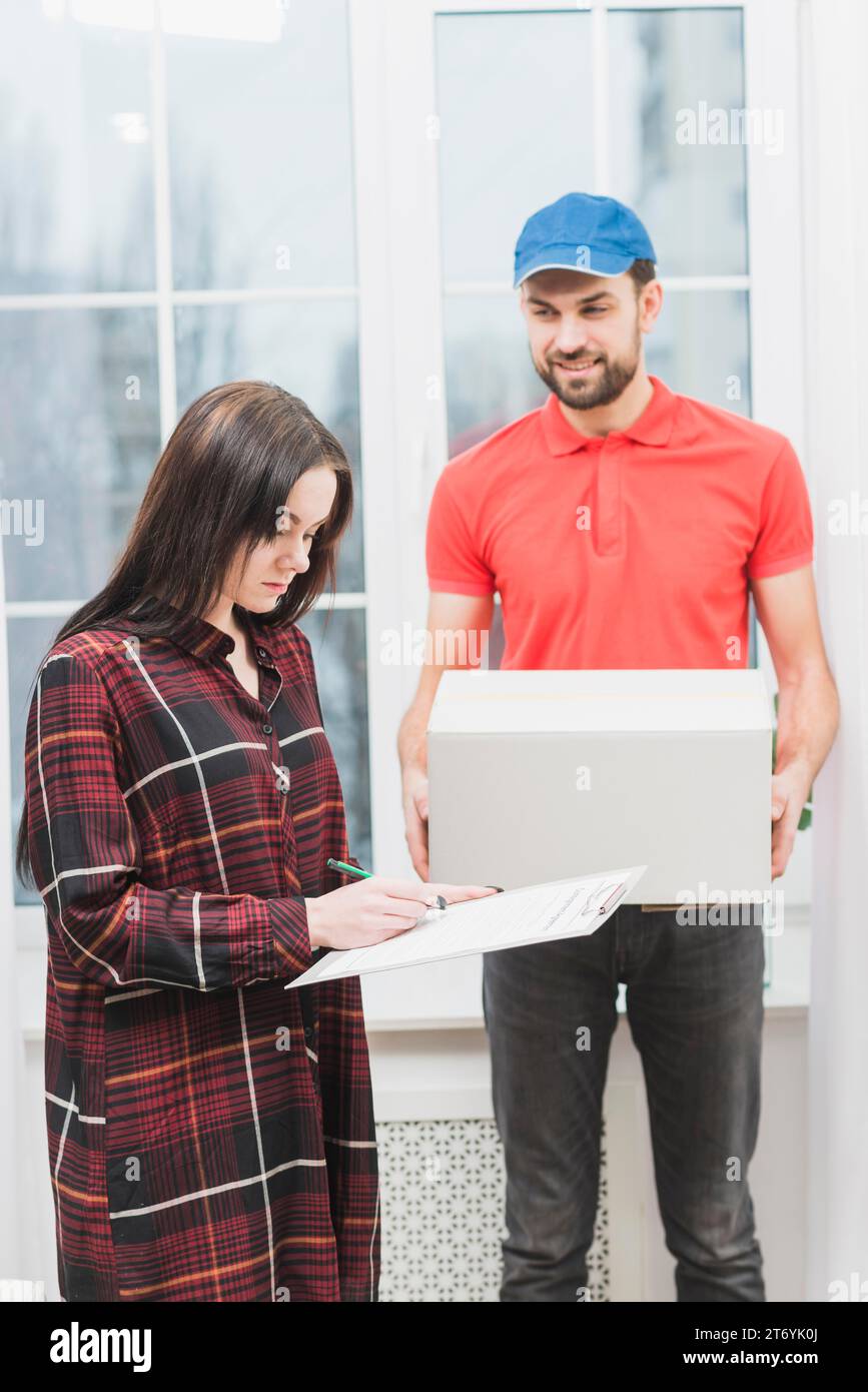 Signing a receipt hi-res stock photography and images - Alamy