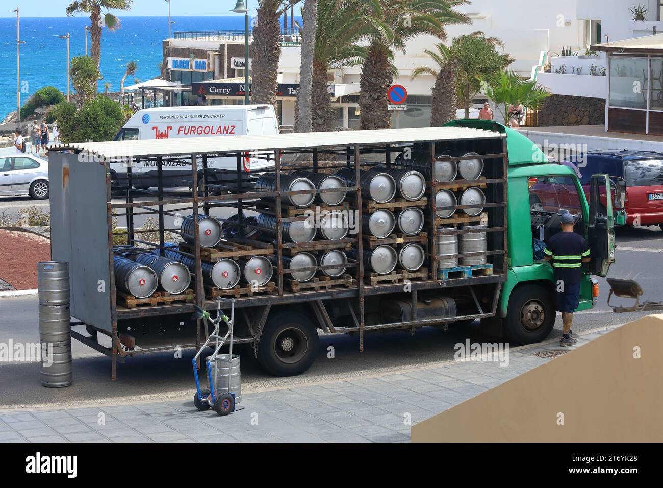 a lorry delivering barrels of beer Stock Photo - Alamy