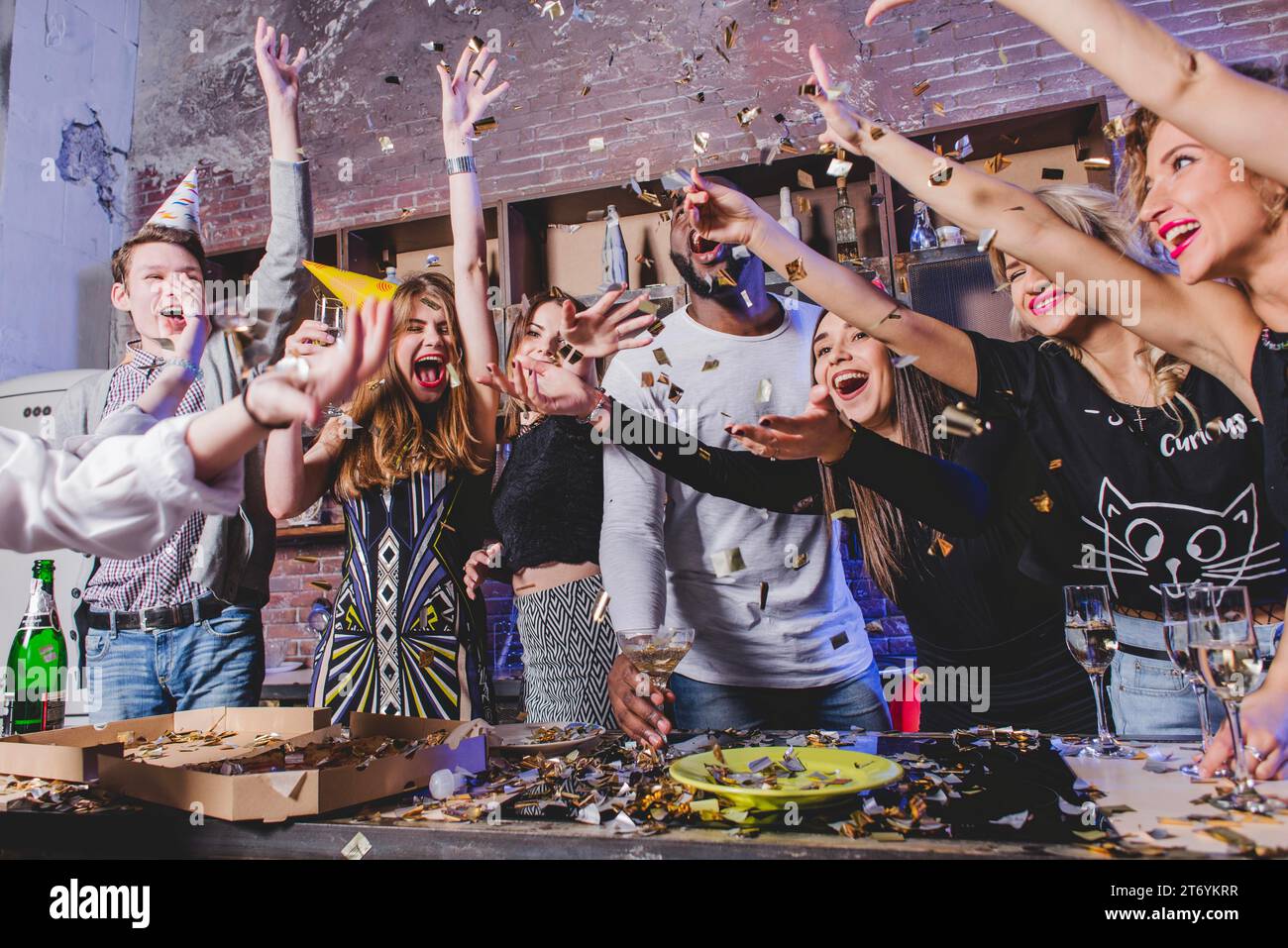 Confetti crowd hi-res stock photography and images - Alamy