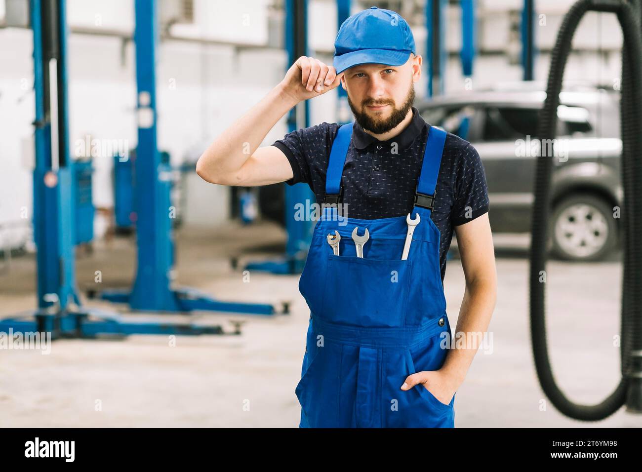 Mechanic cap car workshop Stock Photo - Alamy