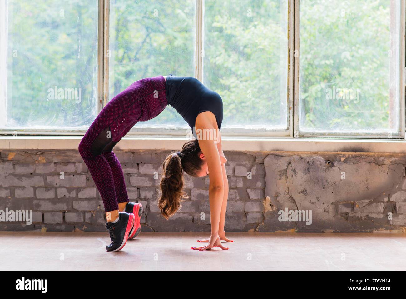 Side view leg out hi-res stock photography and images - Alamy