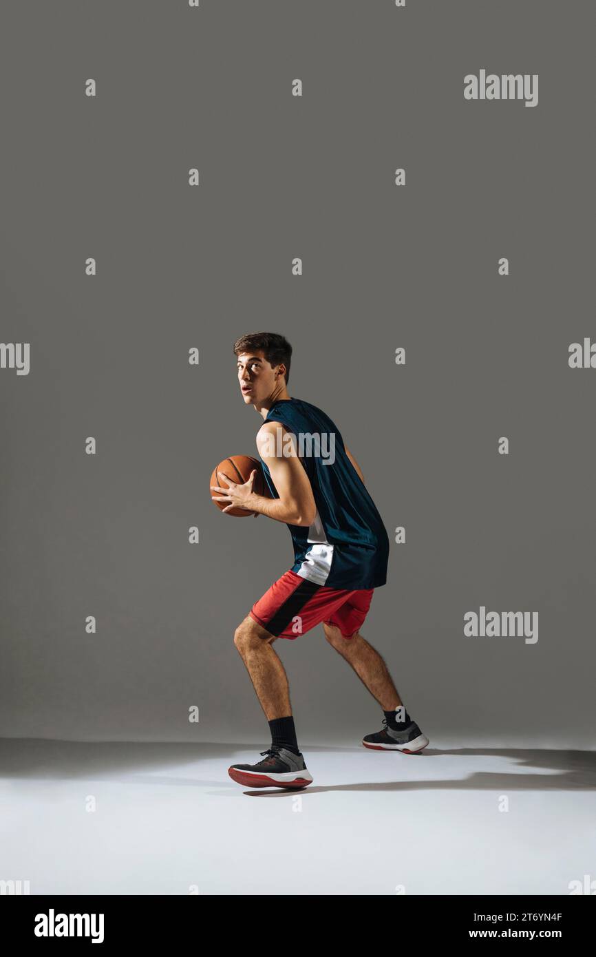 Tall young man playing basketball Stock Photo - Alamy