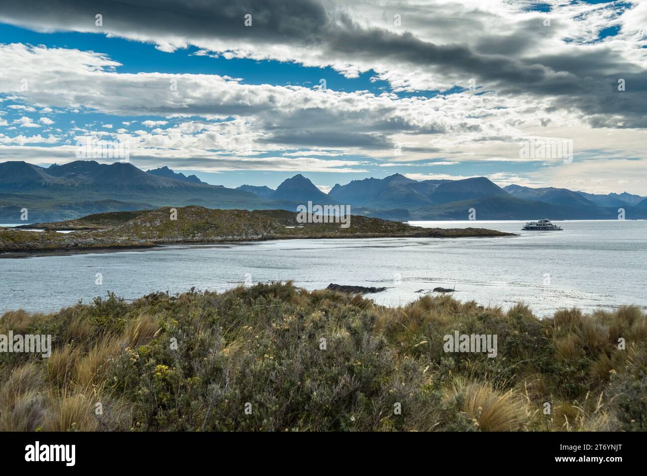 Coastal landscape of Bridges Island with mountains in the background ...