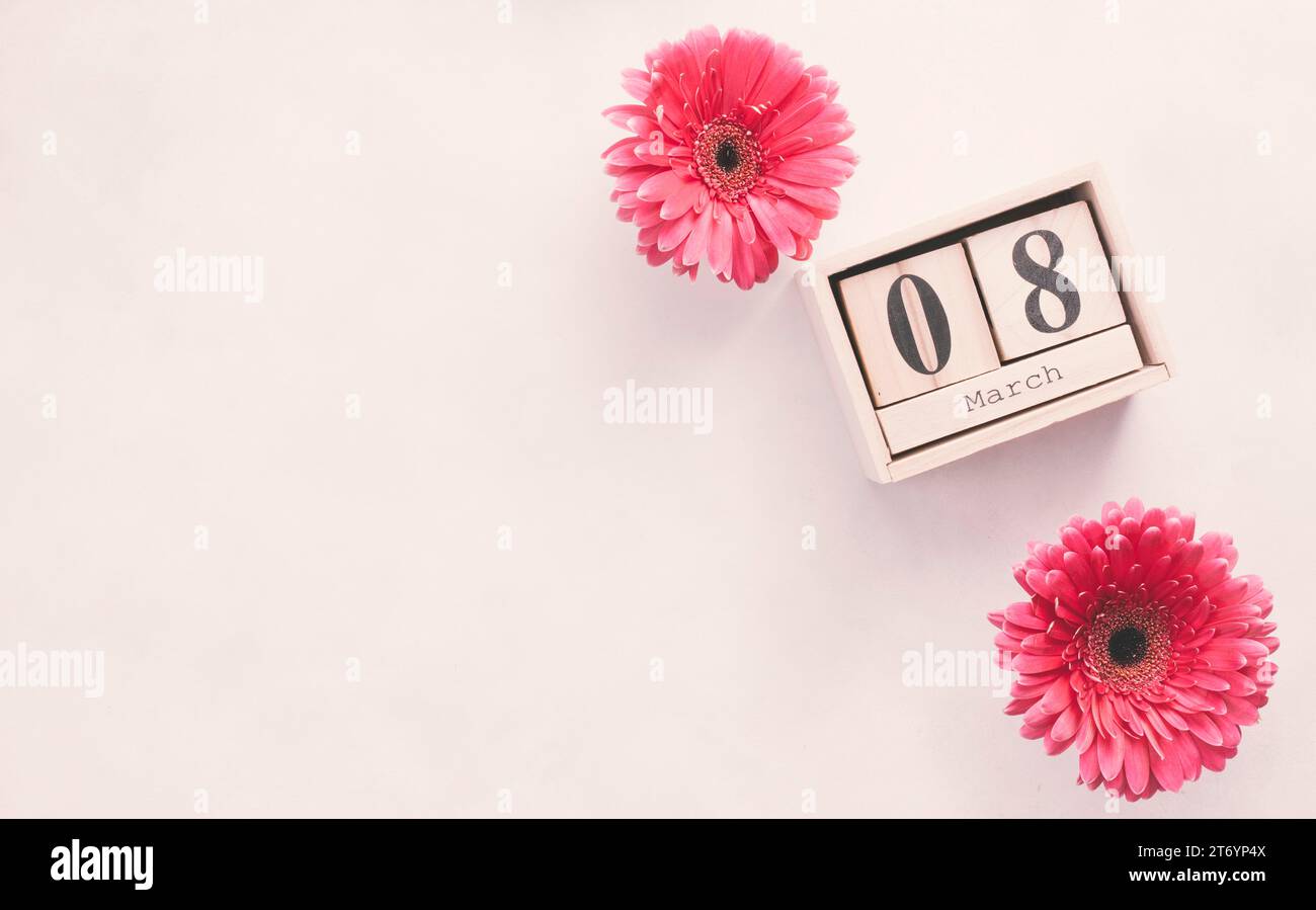 Wooden block calendar flowers hi-res stock photography and images - Alamy