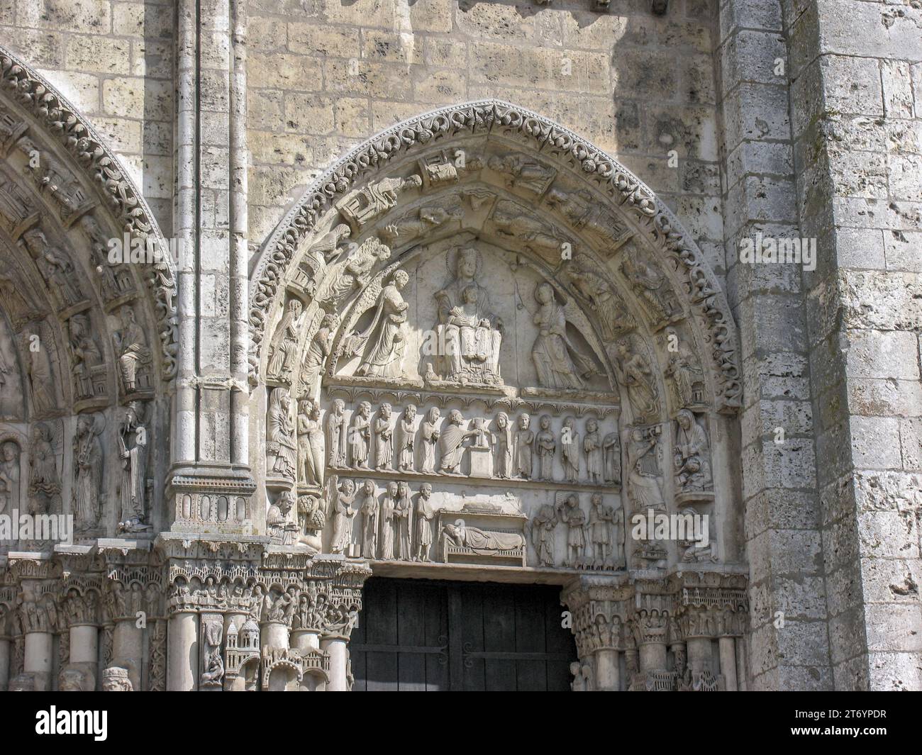 Sculptures chartres cathedrale chartres hi-res stock photography and ...