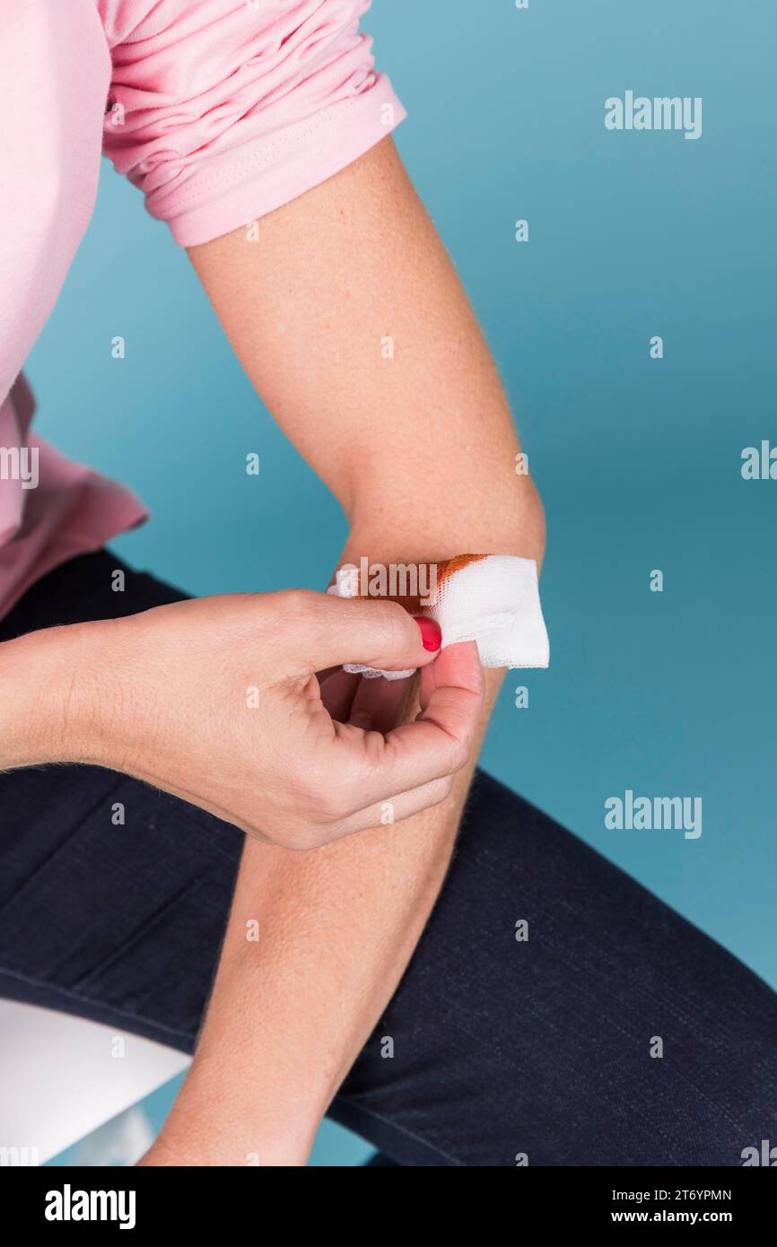 Close up woman s hand holding white medical bandage bleeding wrist Stock Photo - Alamy