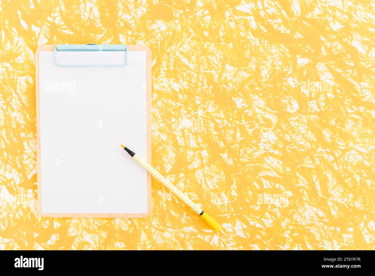 Felt tip pen clipboard yellow textured backdrop Stock Photo - Alamy