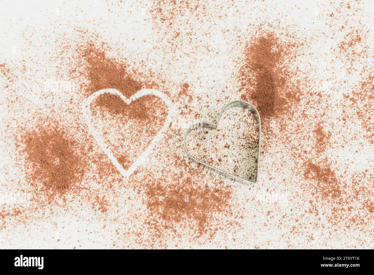Heart cocoa powder Stock Photo - Alamy