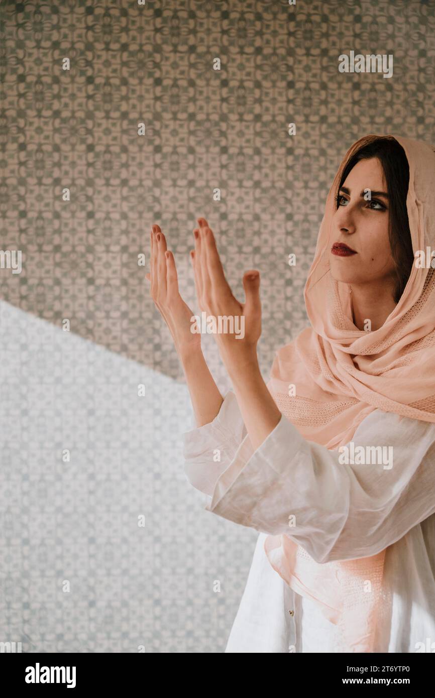 Muslim woman praying Stock Photo - Alamy