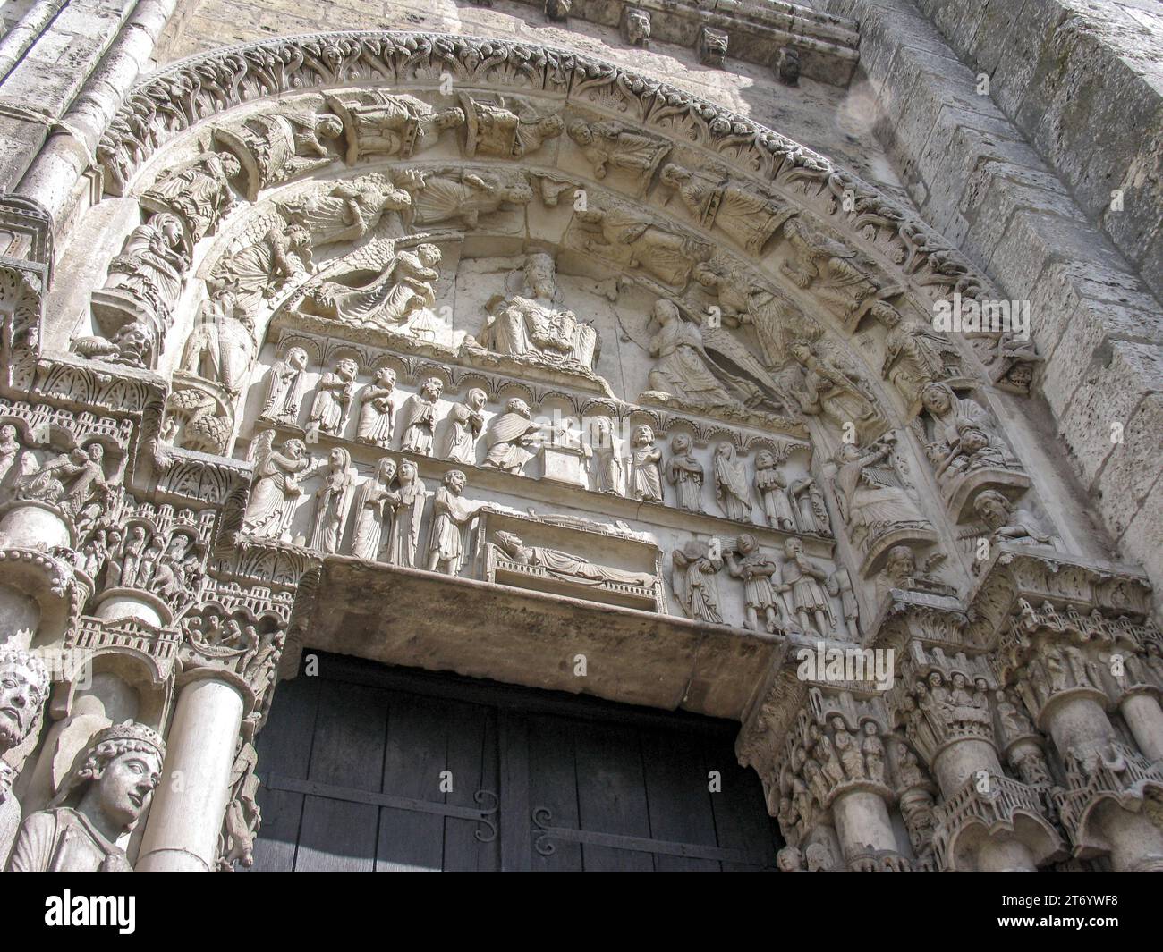 Sculptures chartres cathedrale chartres hi-res stock photography and ...