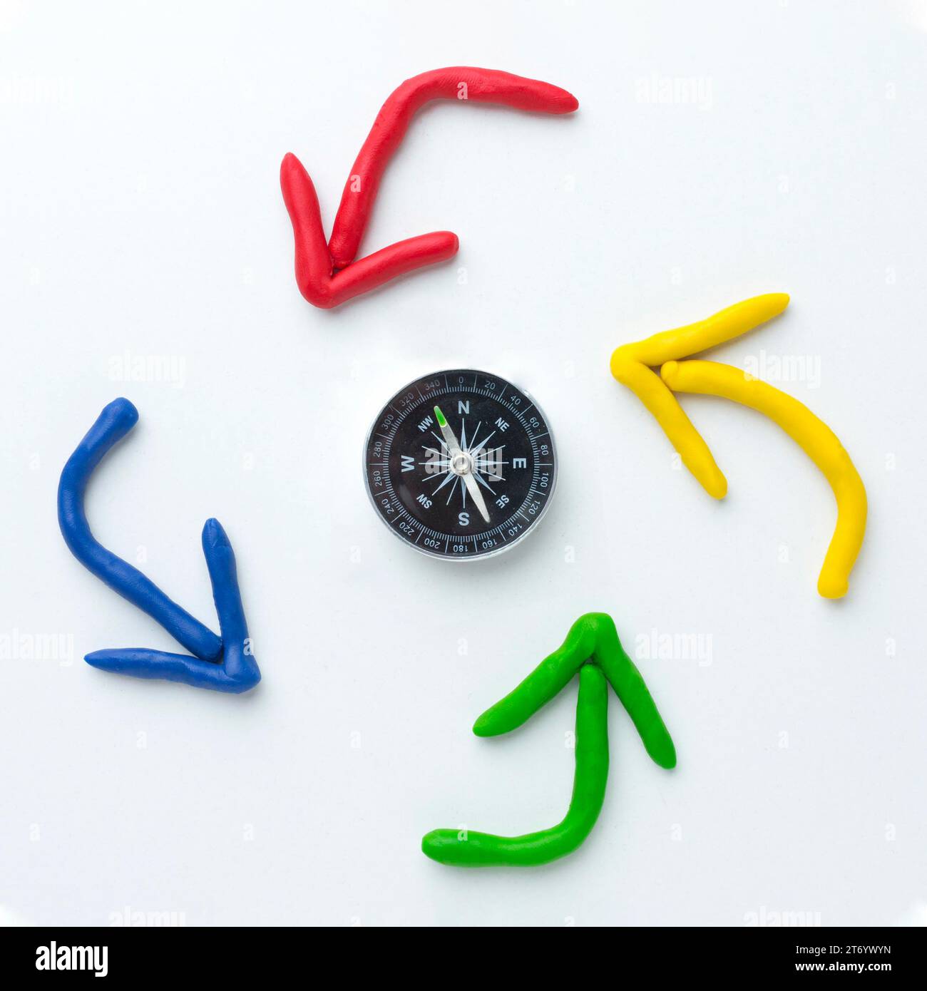 Top view arrows pointing around compass Stock Photo - Alamy