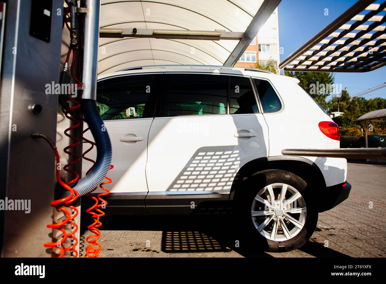 Car entering car wash hi-res stock photography and images - Alamy