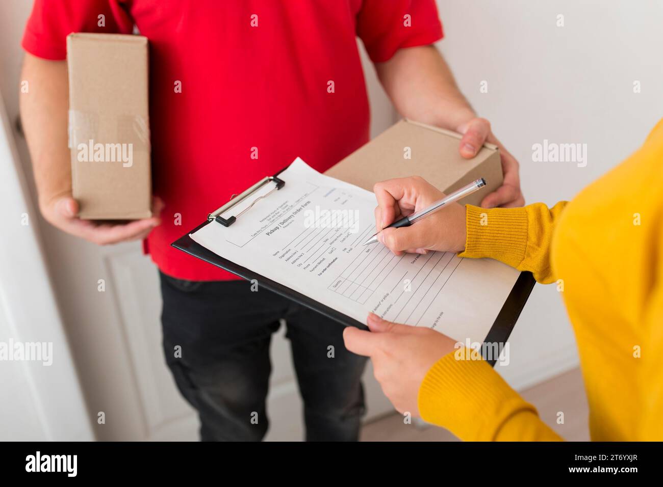 Signing delivery document hi-res stock photography and images - Alamy