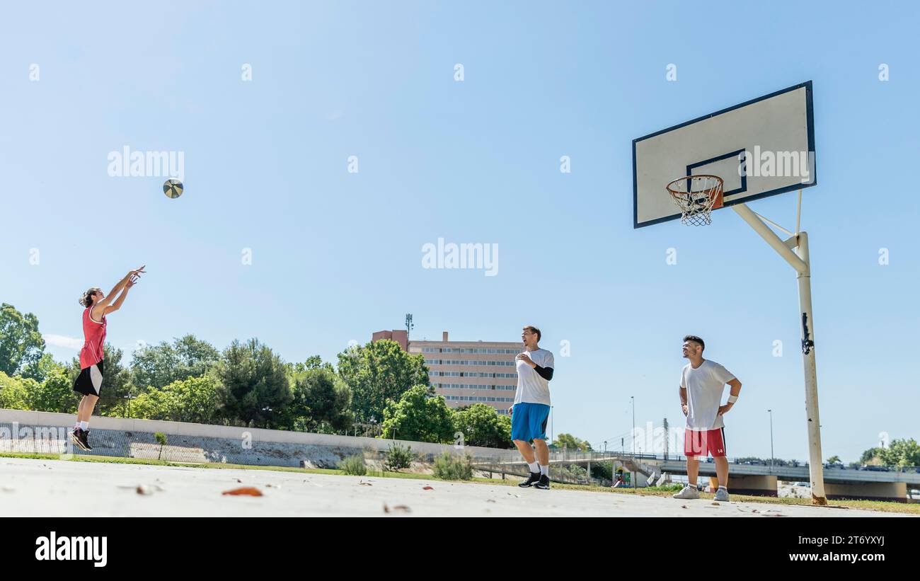 Taking a free throw hi-res stock photography and images - Alamy