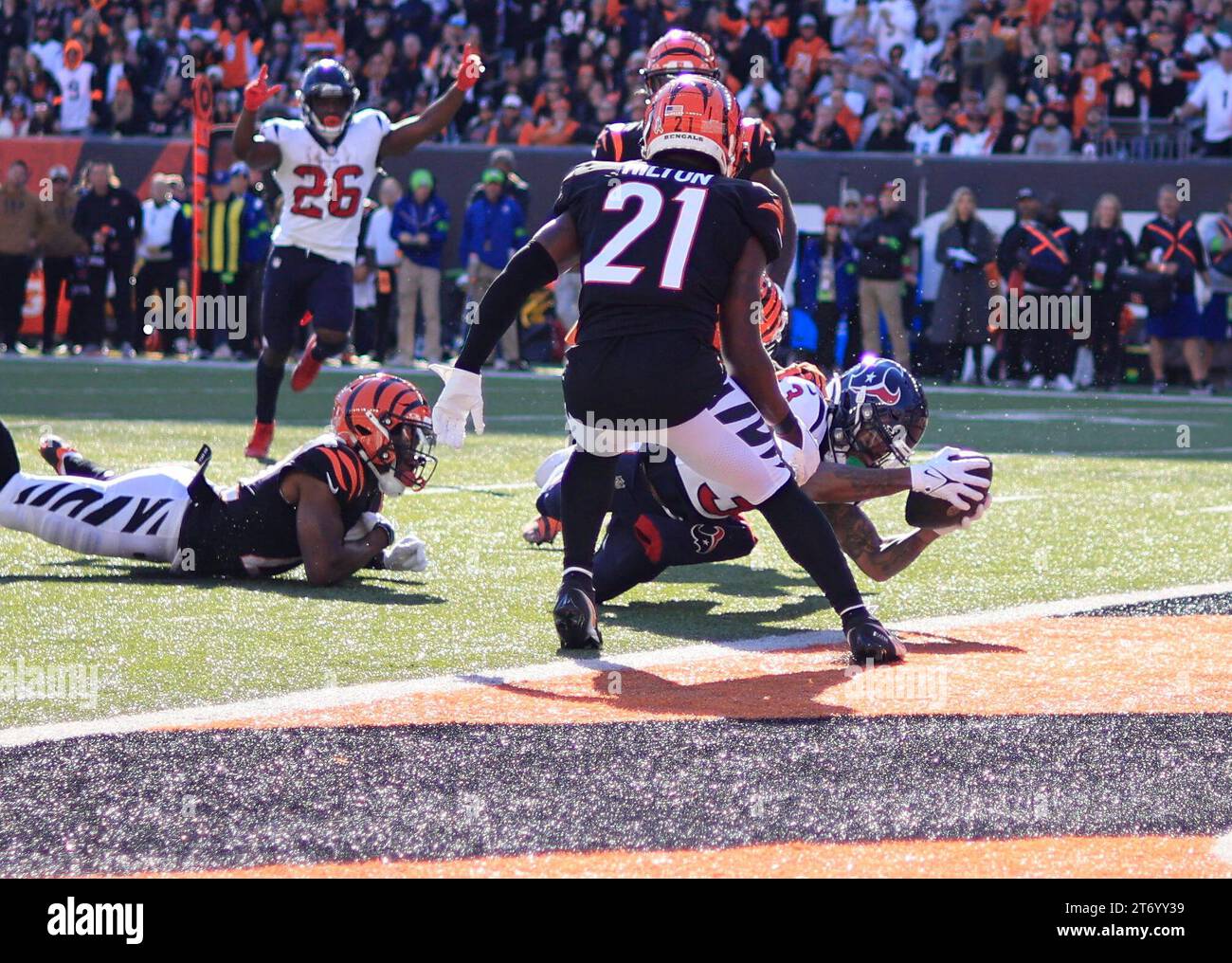 November 12, 2023: Houston Texans wide receiver Tank Dell (3) reach for ...