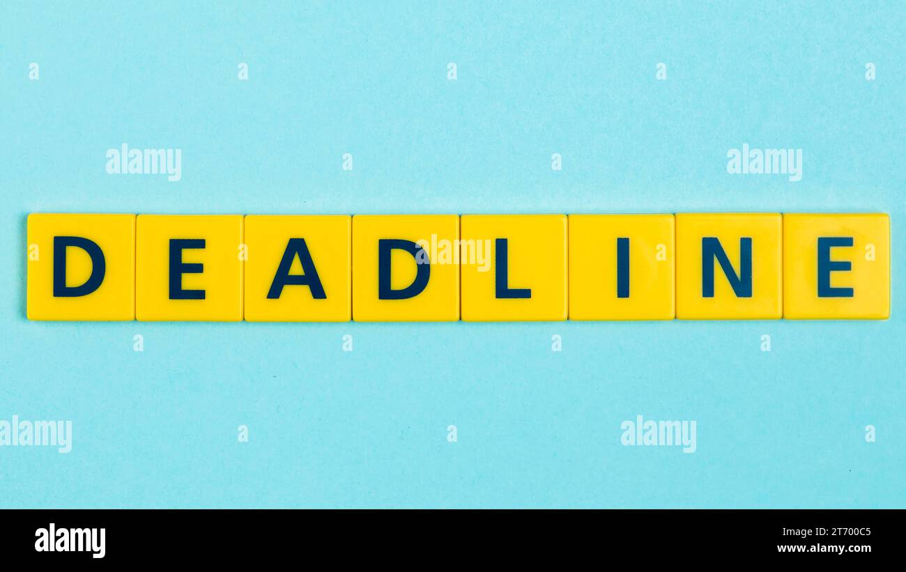 Deadline word scrabble tiles Stock Photo - Alamy
