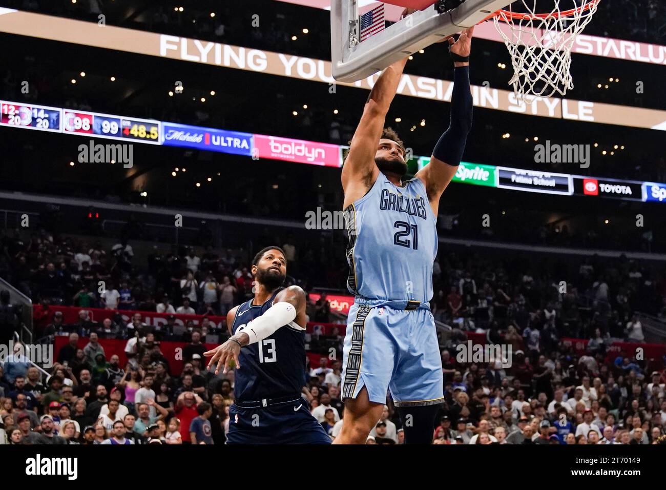 Memphis Grizzlies forward David Roddy, right, shoots the ball past Los ...