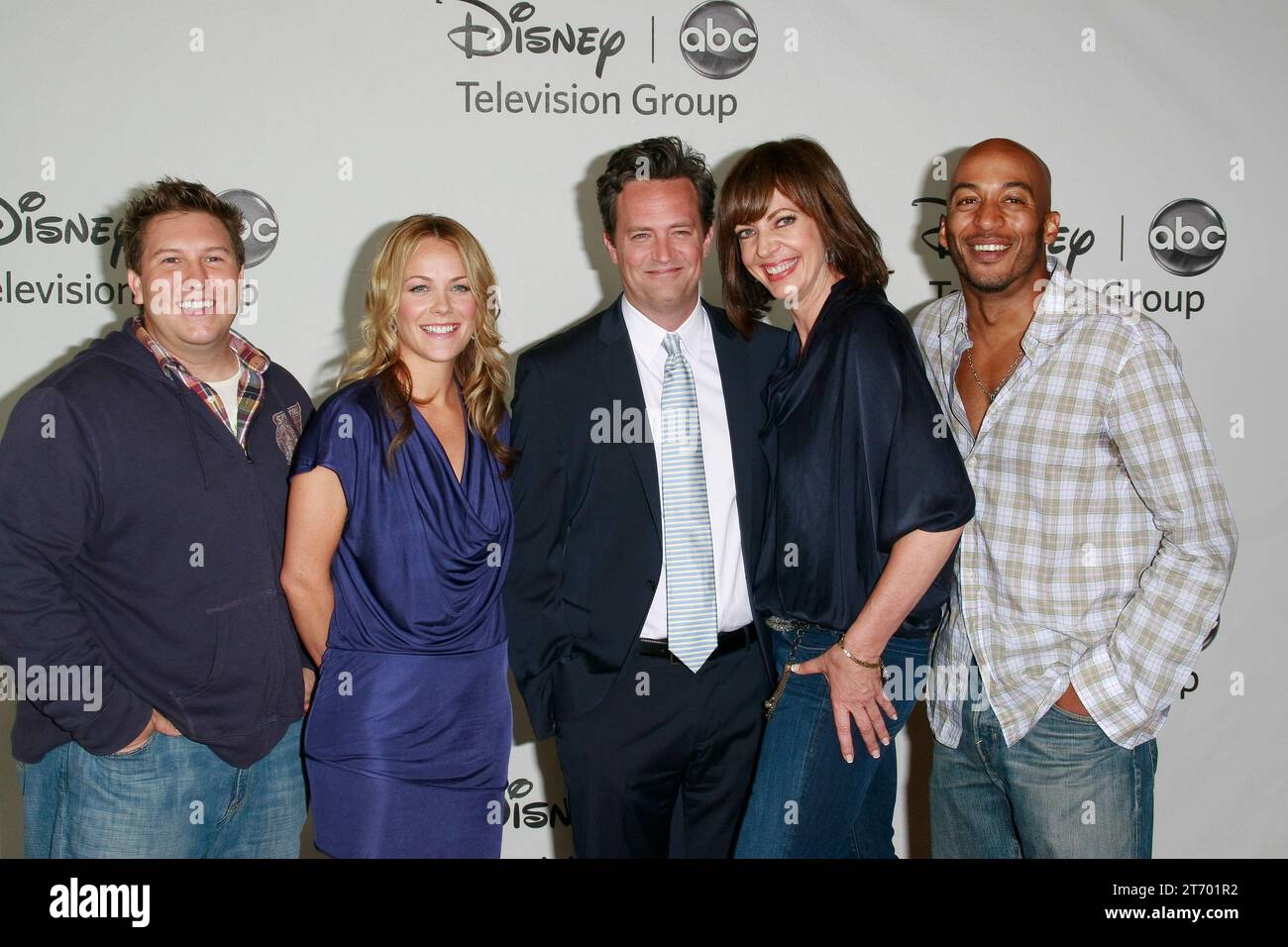Matthew perry and cast of hi-res stock photography and images - Alamy