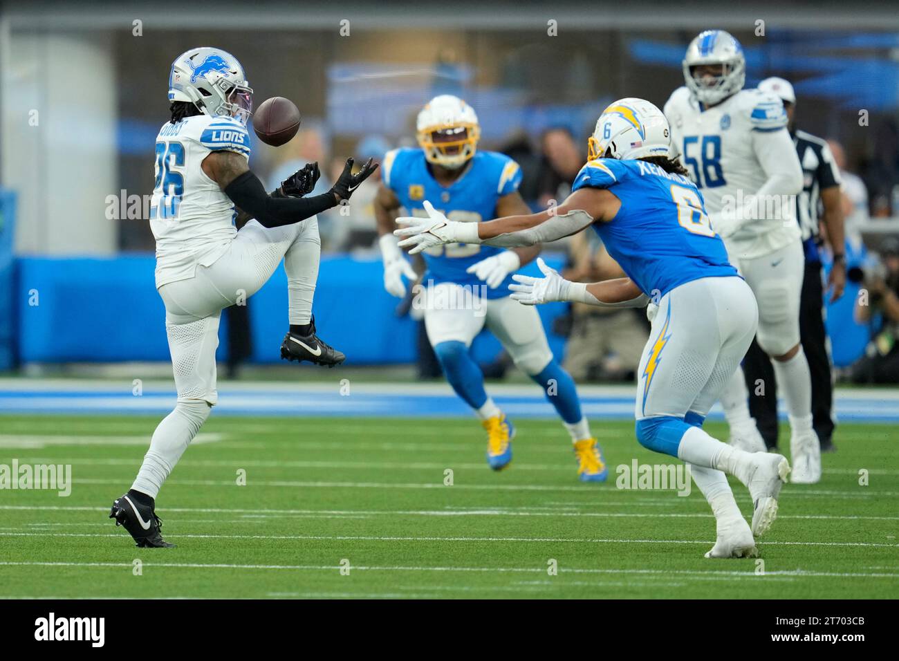 Detroit Lions running back Jahmyr Gibbs (26) makes a catch against the ...