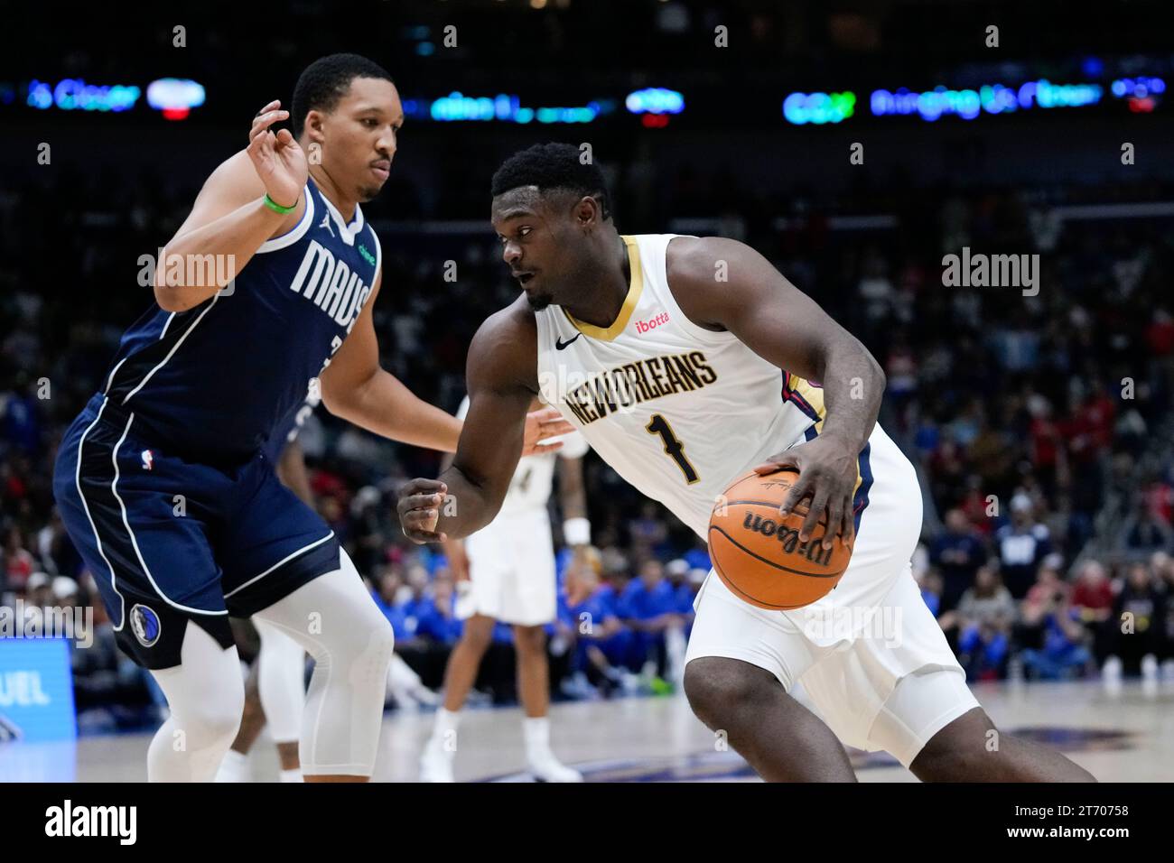 New Orleans Pelicans forward Zion Williamson (1) drives to the basket ...