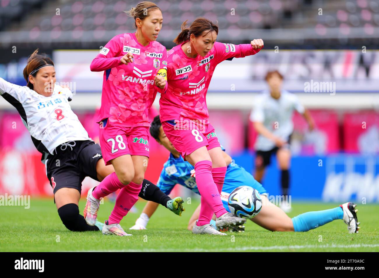 (L-R) Reina Wakisaka, Tomoko Tanaka (Cerezo Ladies), NOVEMBER 12, 2023 - Football / Soccer ...