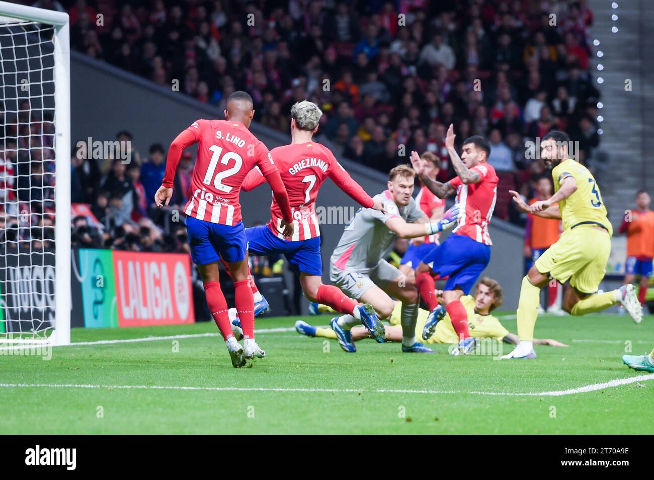 (231113) -- MADRID, Nov. 13, 2023 (Xinhua) -- Antoine Griezmann (2nd L ...