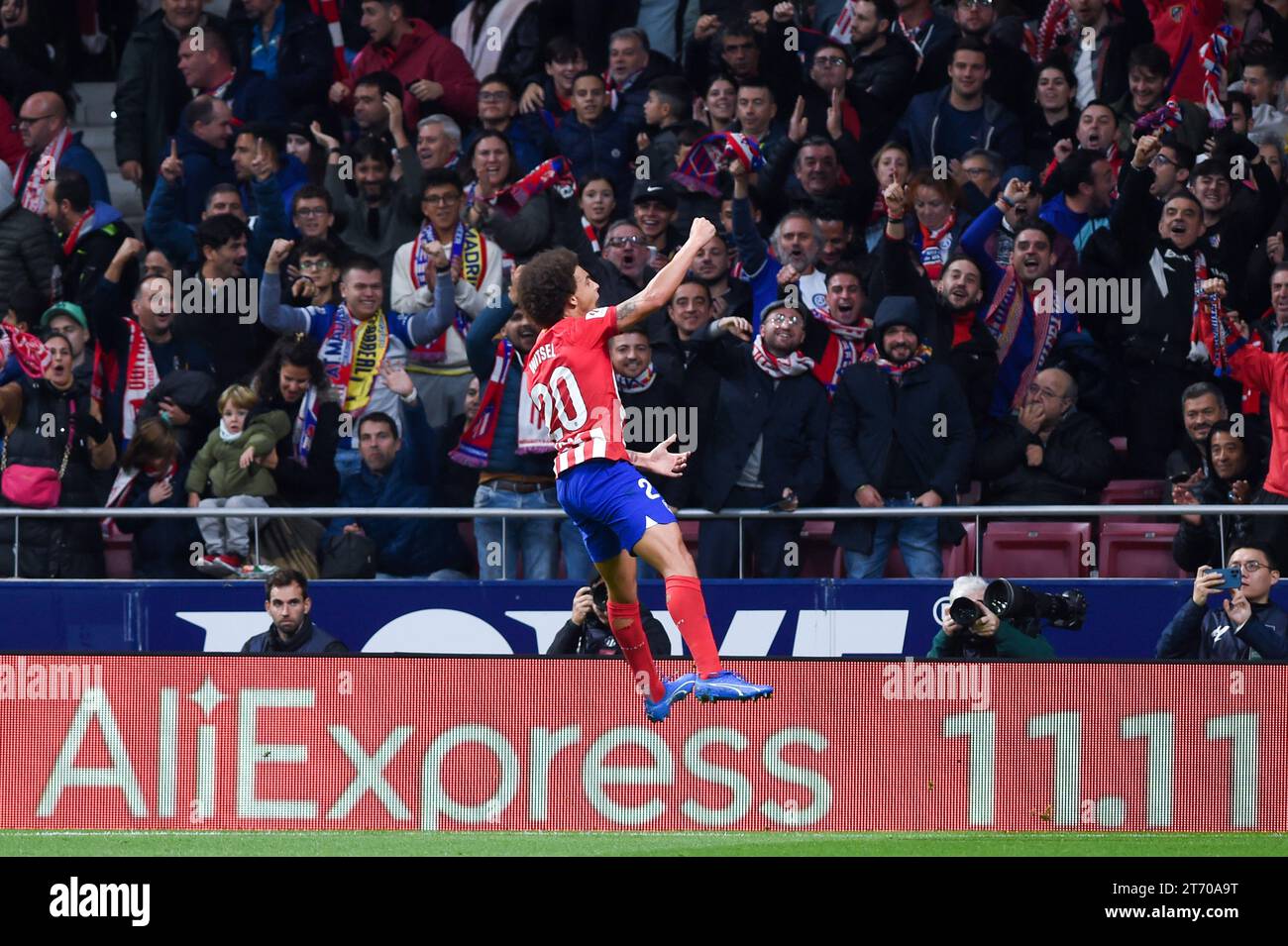 (231113) -- MADRID, Nov. 13, 2023 (Xinhua) -- Axel Witsel of Atletico ...