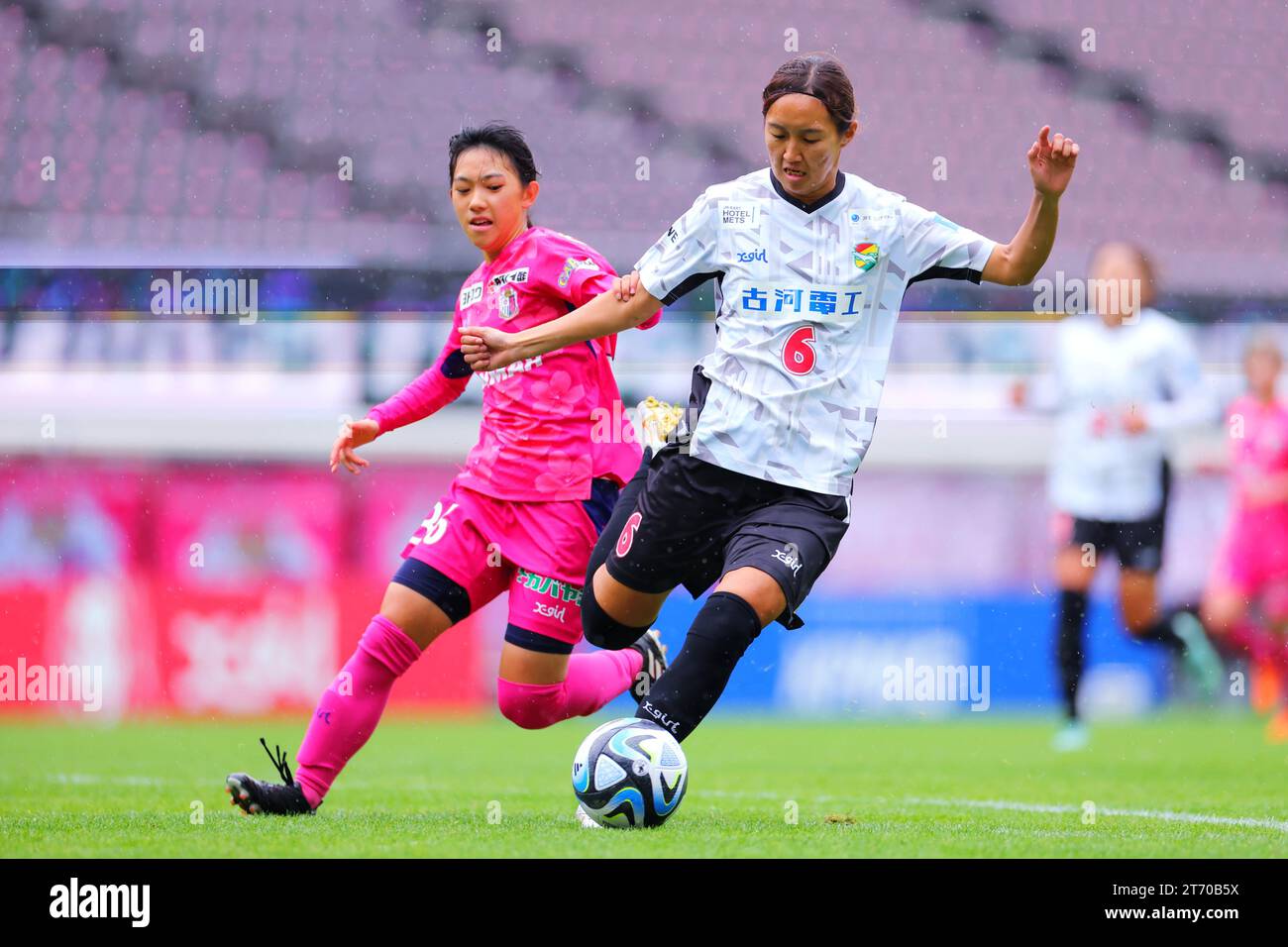 (L-R) Yuka Kurimoto (Cerezo Ladies), Makoto Hasuwa (JEF Ladies), NOVEMBER 12, 2023 - Football ...