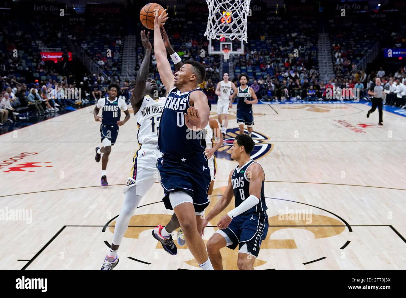 Dallas Mavericks guard Dante Exum (0) tries to block a shot by New ...