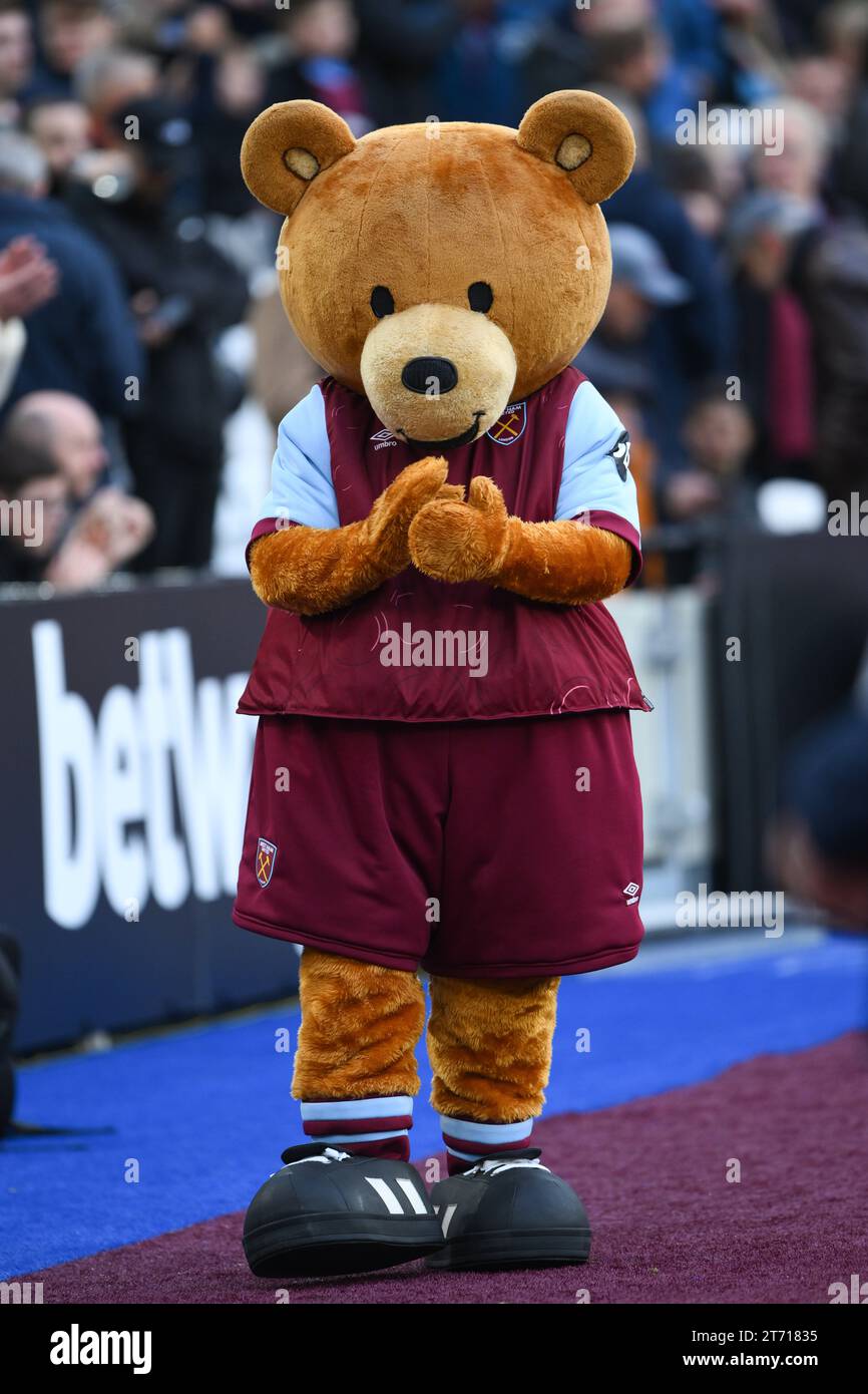 Nottingham forest mascot hi-res stock photography and images - Alamy
