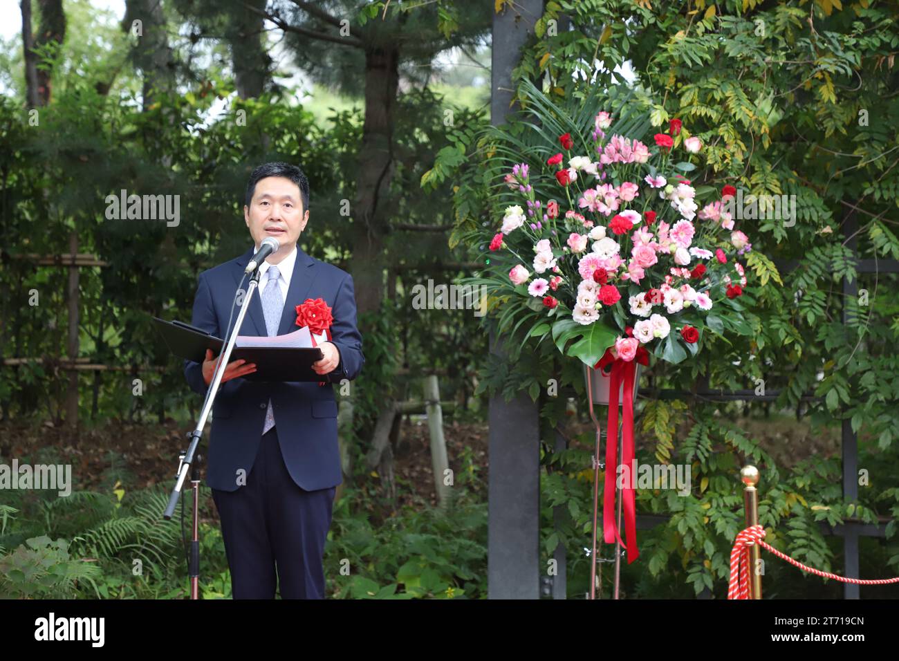 (231113) -- KITAKYUSHU, Nov. 13, 2023 (Xinhua) -- Lyu Guijun, consul ...