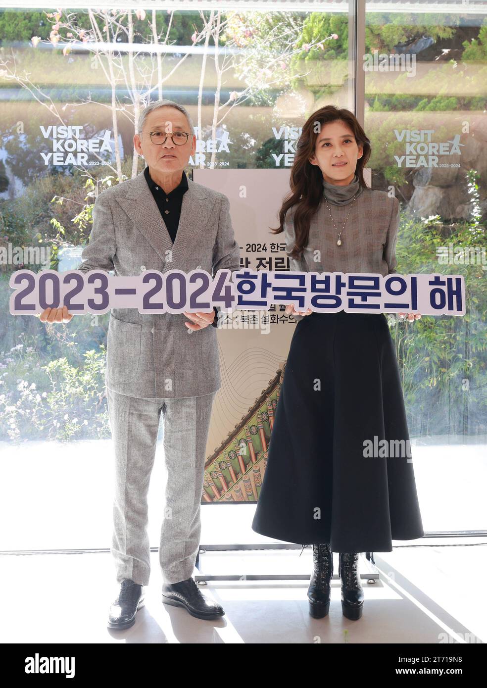 Visit Korea meeting Culture Minister Yoo In-chon (L) and Lee Boo-jin ...