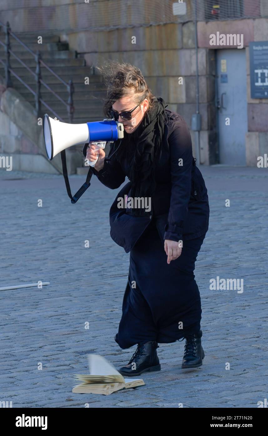 Schändung des Koran in Stockholm. Aktivistin Jade Sandberg schändet den ...