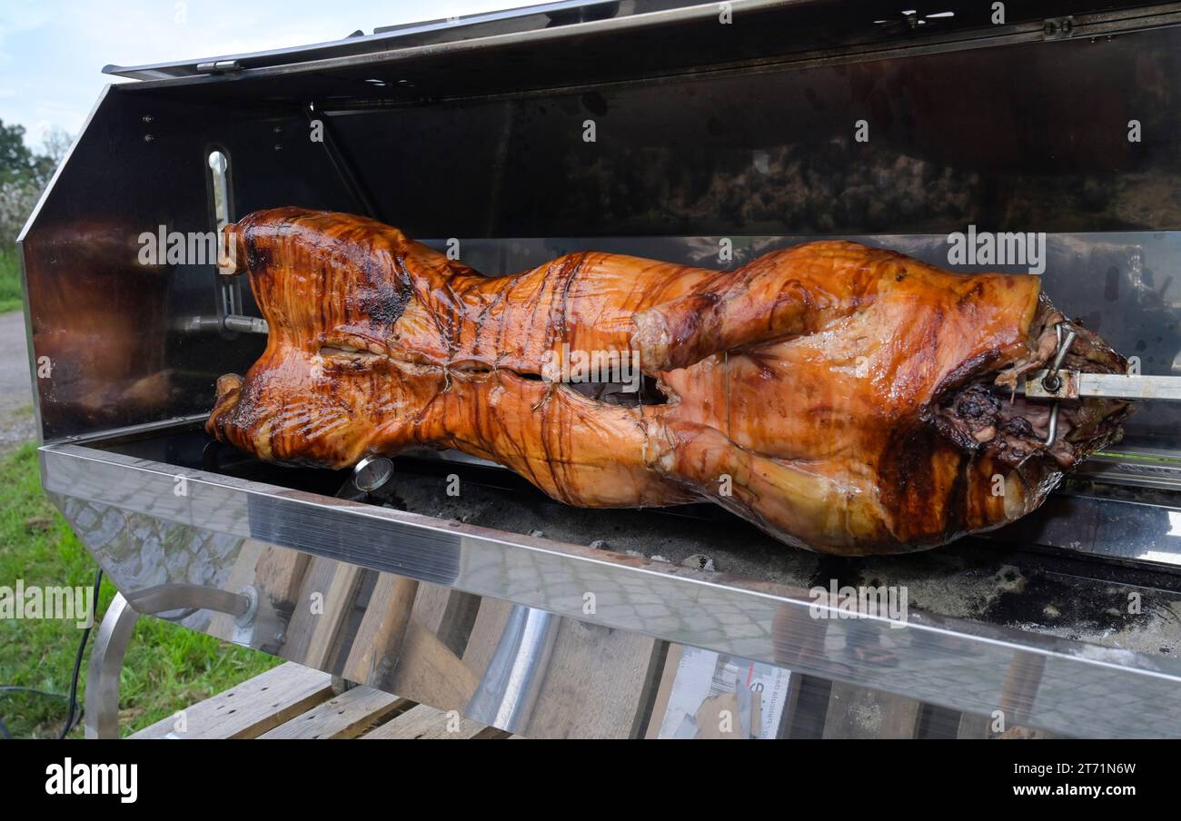 Spanferkel am Spieß, Drehgrill Stock Photo - Alamy