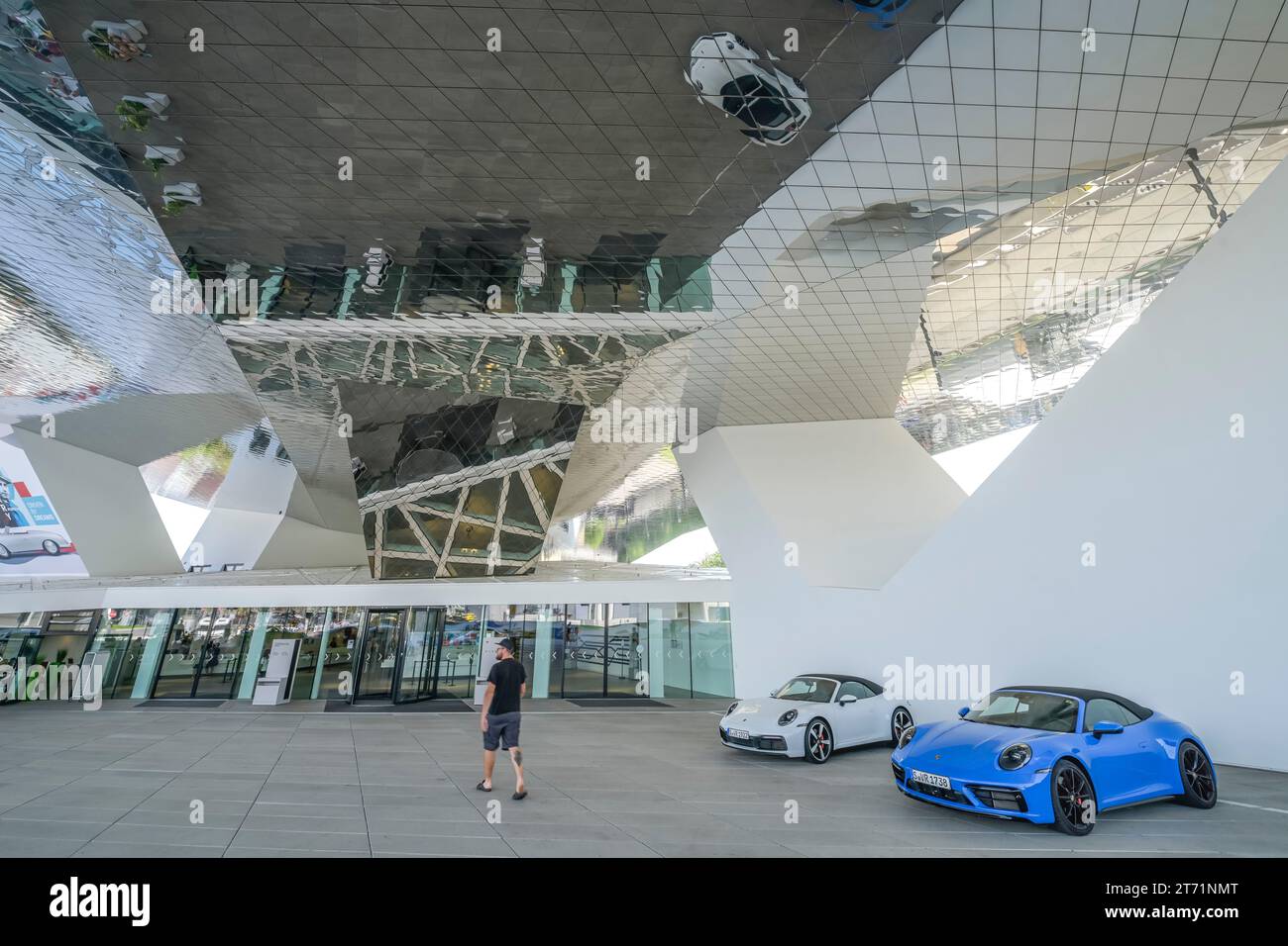 Porsche Autos parken vor dem Porschemuseum, Porscheplatz, Zuffenhausen ...