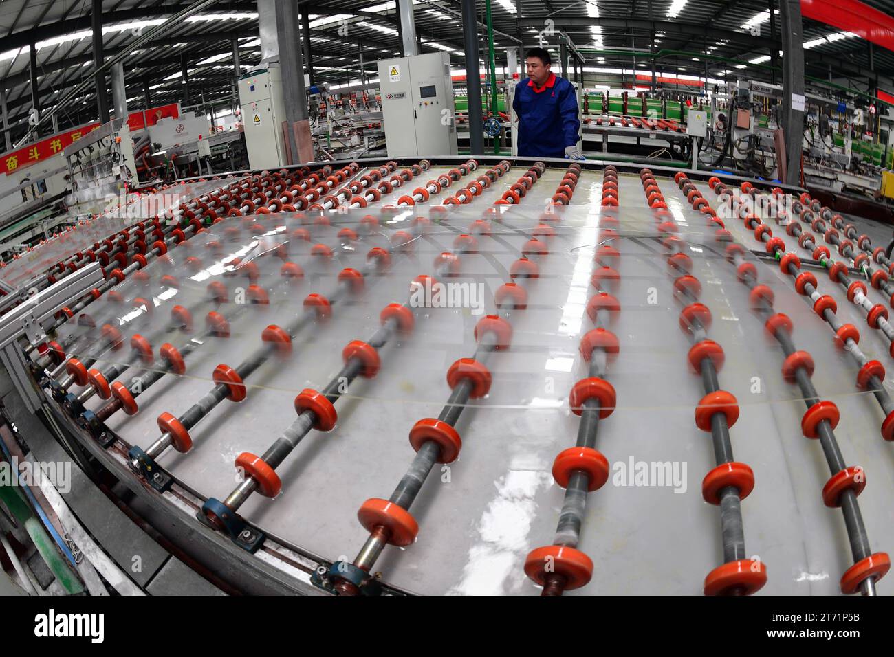 HAI'AN, CHINA - NOVEMBER 13, 2023 - Workers produce coated glass for ...