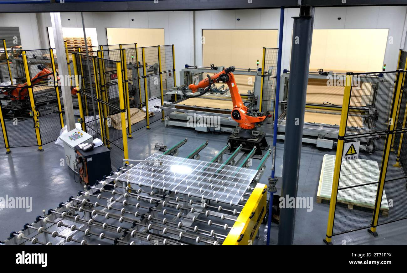 HAI'AN, CHINA - NOVEMBER 13, 2023 - Workers produce coated glass for ...