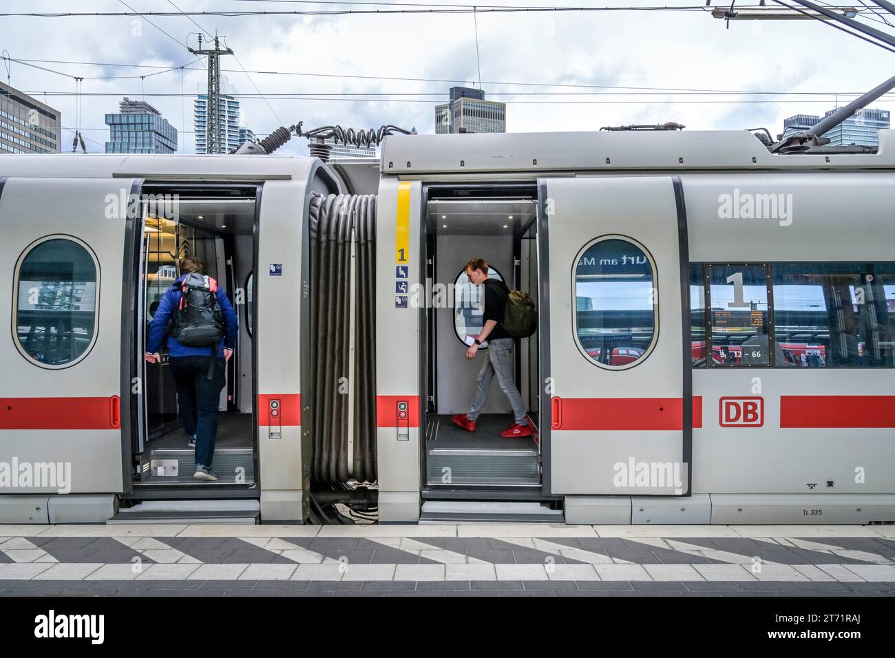 Bahnsteig am frankfurter hauptbahnhof hi-res stock photography and images - Alamy