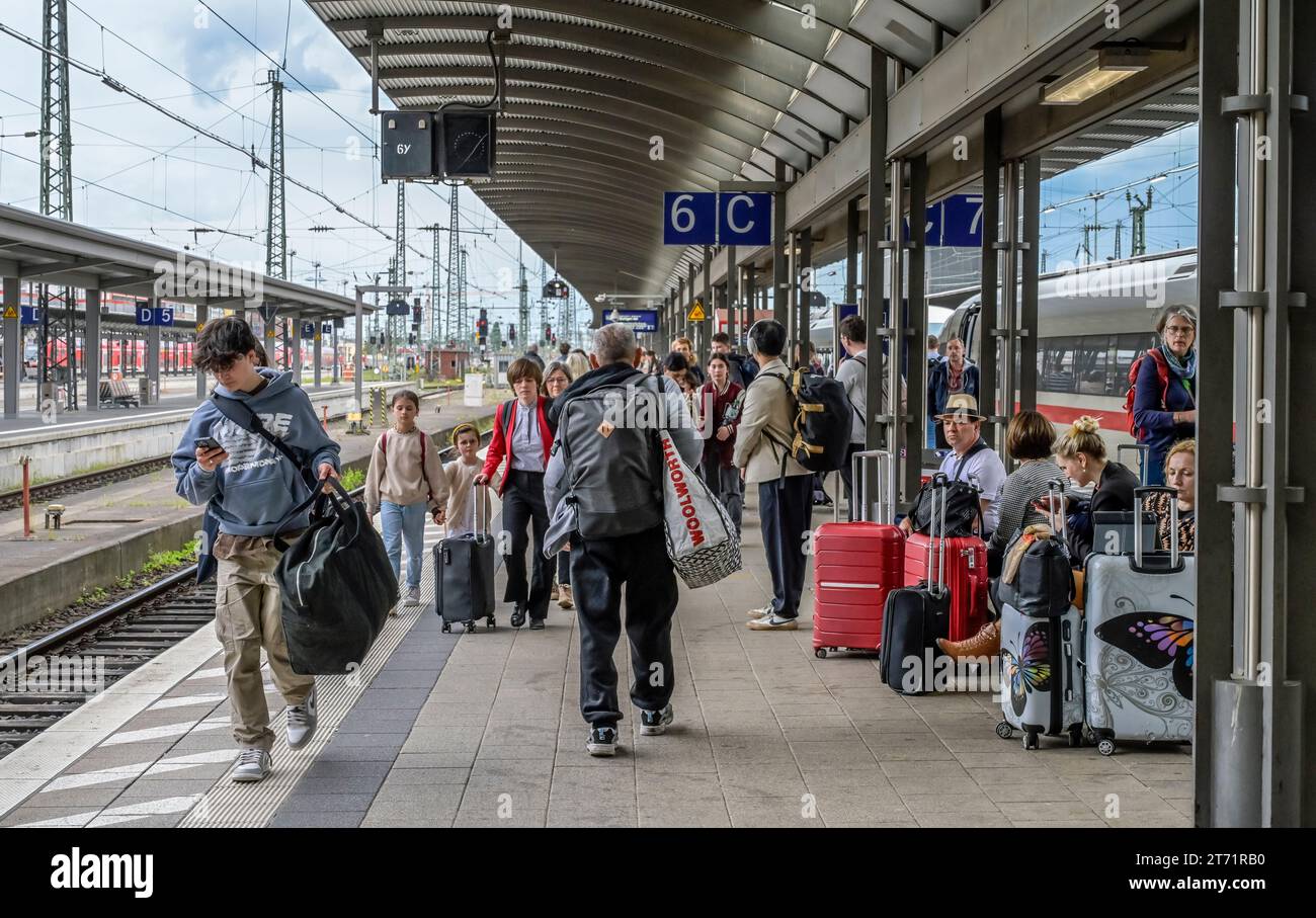 Reisende, Warten, Bahnsteig, Hauptbahnhof, Frankfurt, Hessen, Deutschland Stock Photo - Alamy