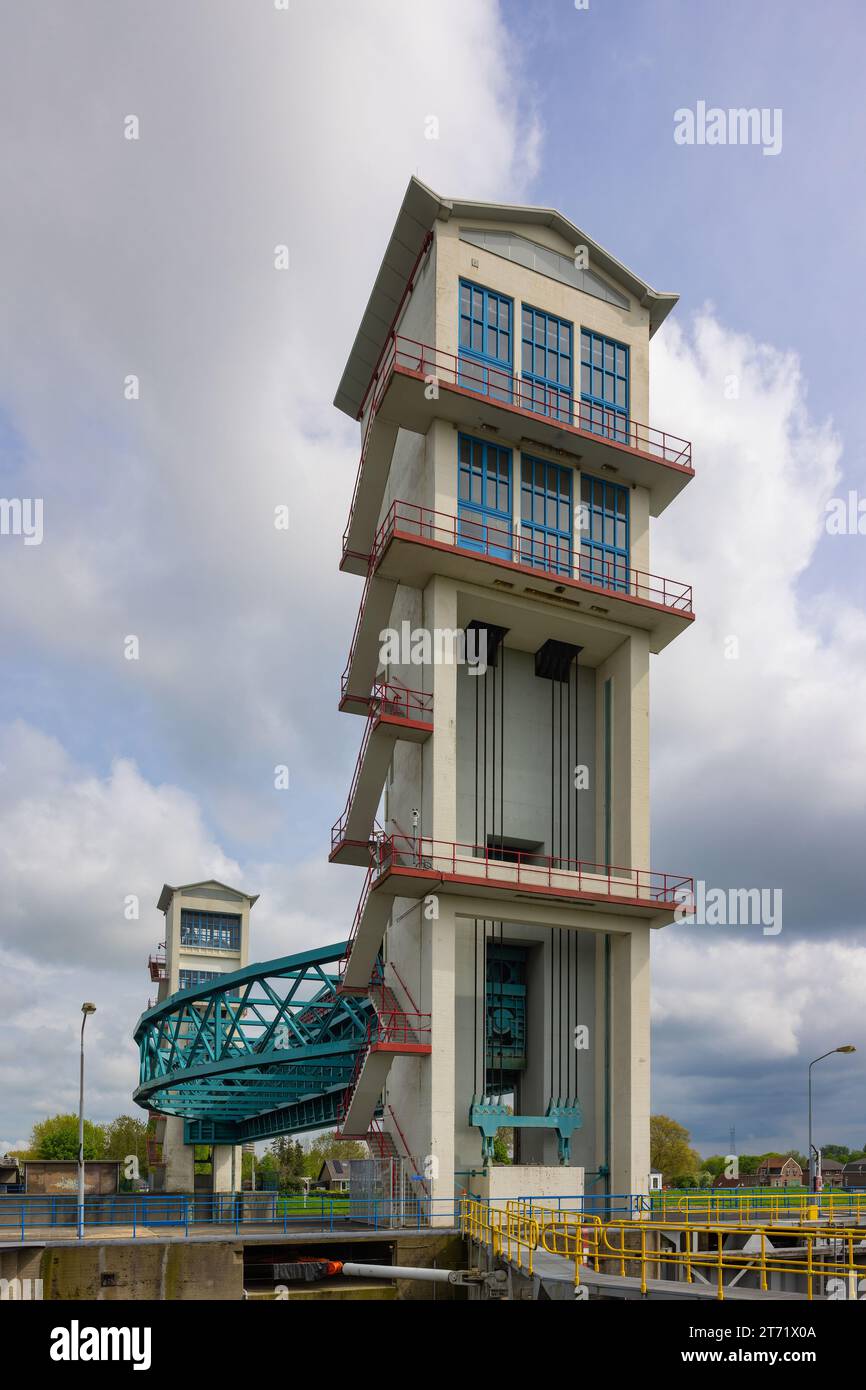 Storm surge barrier with sluicegate and elevation retaining wall at ...