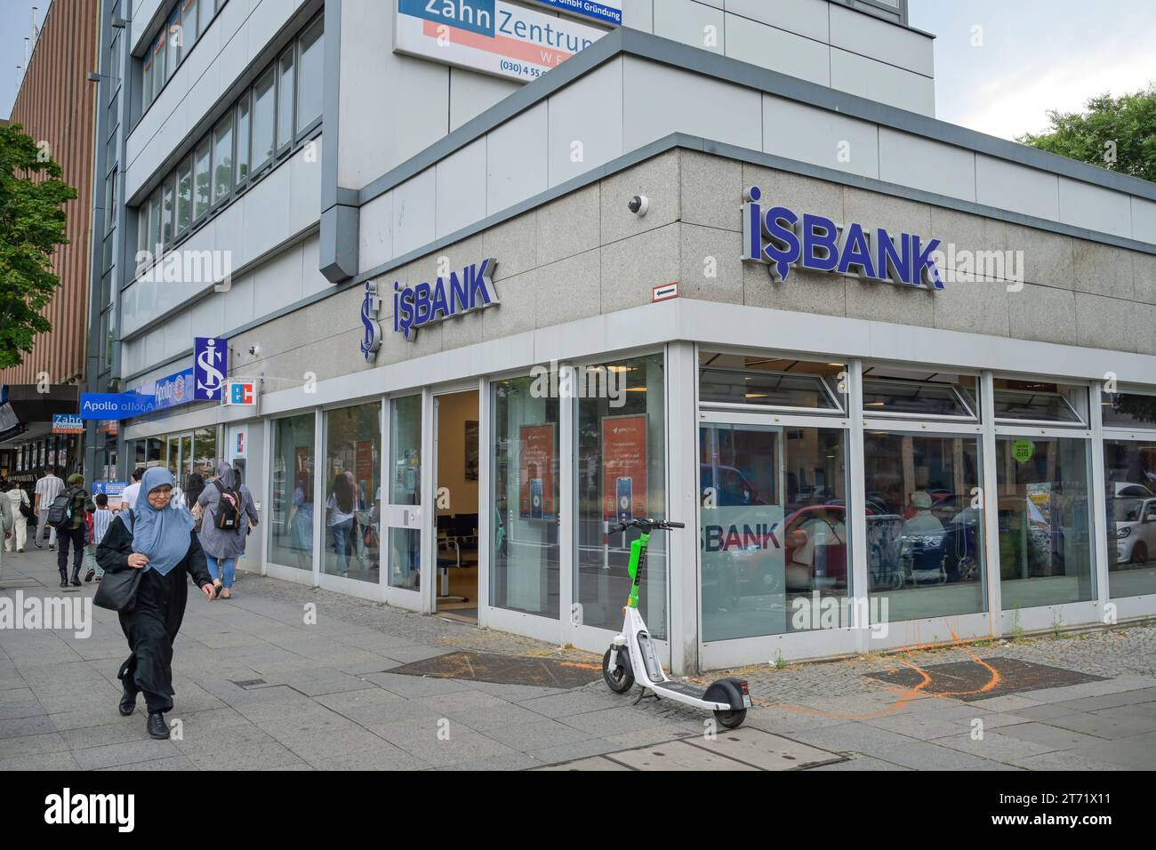 Isbank, Straßenszene, Müllerstraße, Wedding, Mitte, Berlin, Deutschland ...
